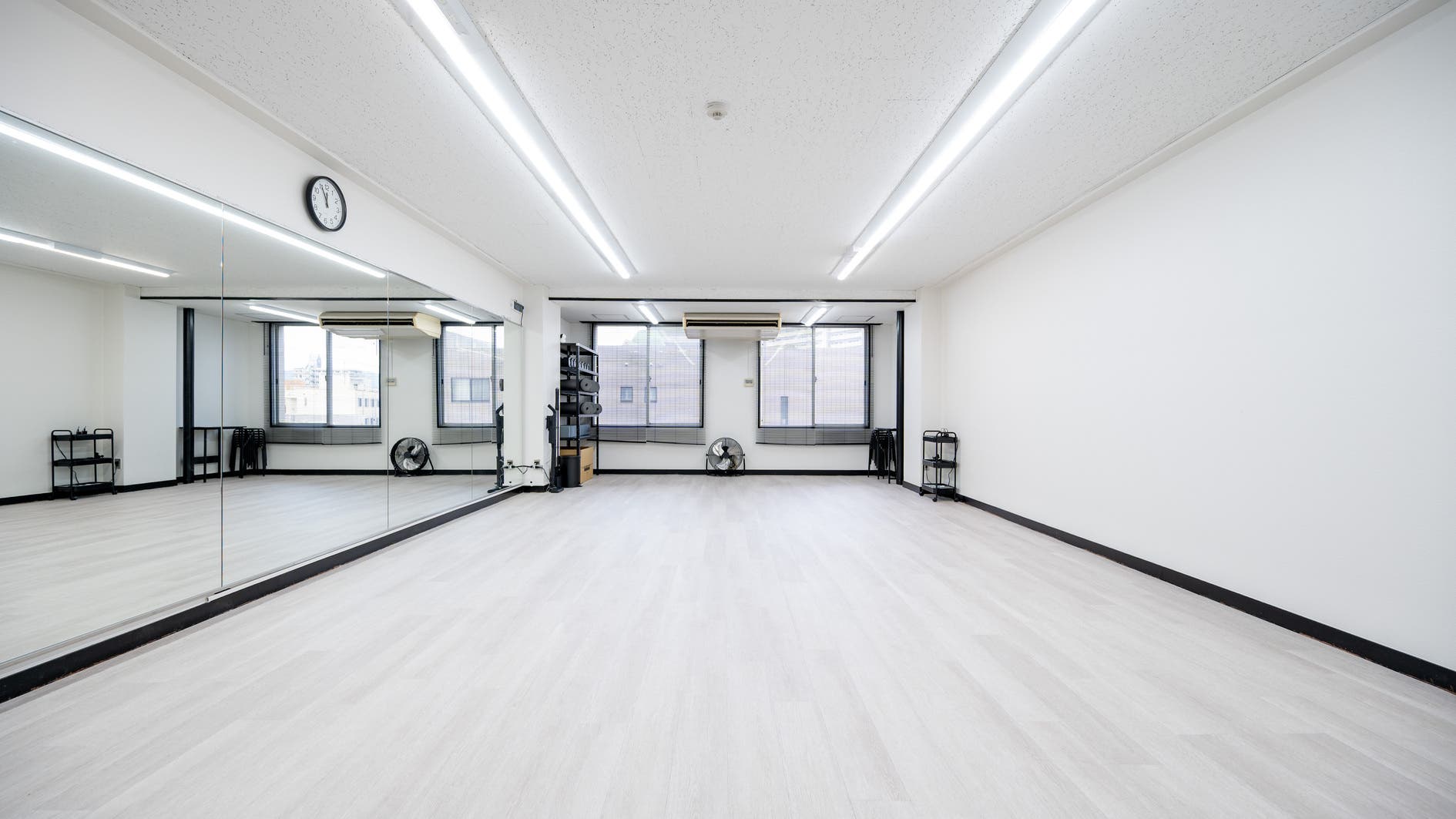 オープン特価/JR東岸和田3分/ヨガ・ピラティス・ダンスに最適/8mの鏡で広々とした空間/更衣室2ヵ所/備品無料の写真4
