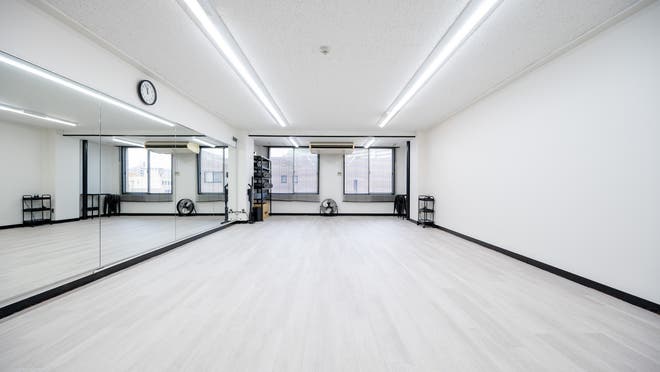 オープン特価/JR東岸和田3分/ヨガ・ピラティス・ダンスに最適/8mの鏡で広々とした空間/更衣室2ヵ所/備品無料の写真4