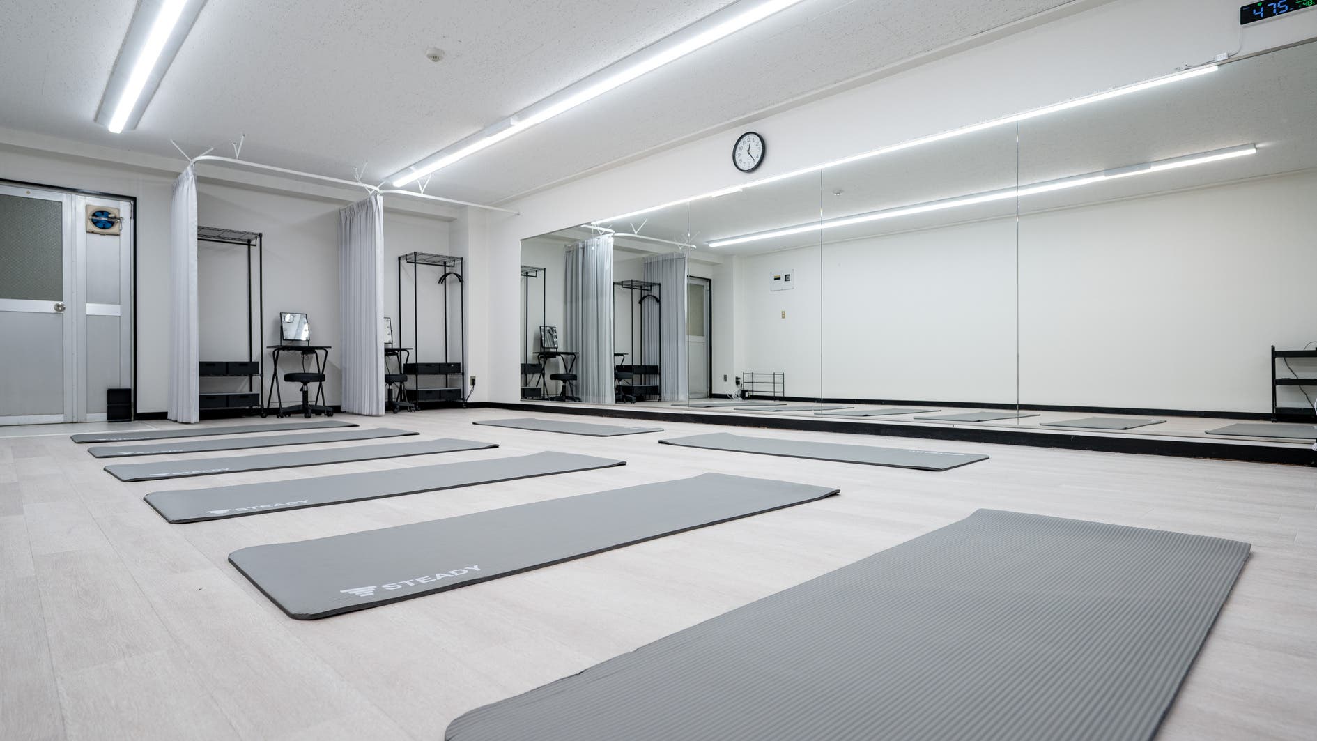 オープン特価/JR東岸和田3分/ヨガ・ピラティス・ダンスに最適/8mの鏡で広々とした空間/更衣室2ヵ所/備品無料の写真5