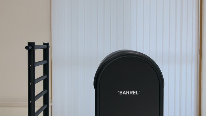 【広々31㎡/黒×ウッド基調】|国内稀少マシン導入|キャフォーマー・バレル・チェア完備|スチール撮影可の写真3
