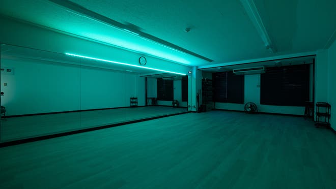 オープン特価/JR東岸和田3分/ヨガ・ピラティス・ダンスに最適/8mの鏡で広々とした空間/更衣室2ヵ所/備品無料の写真16