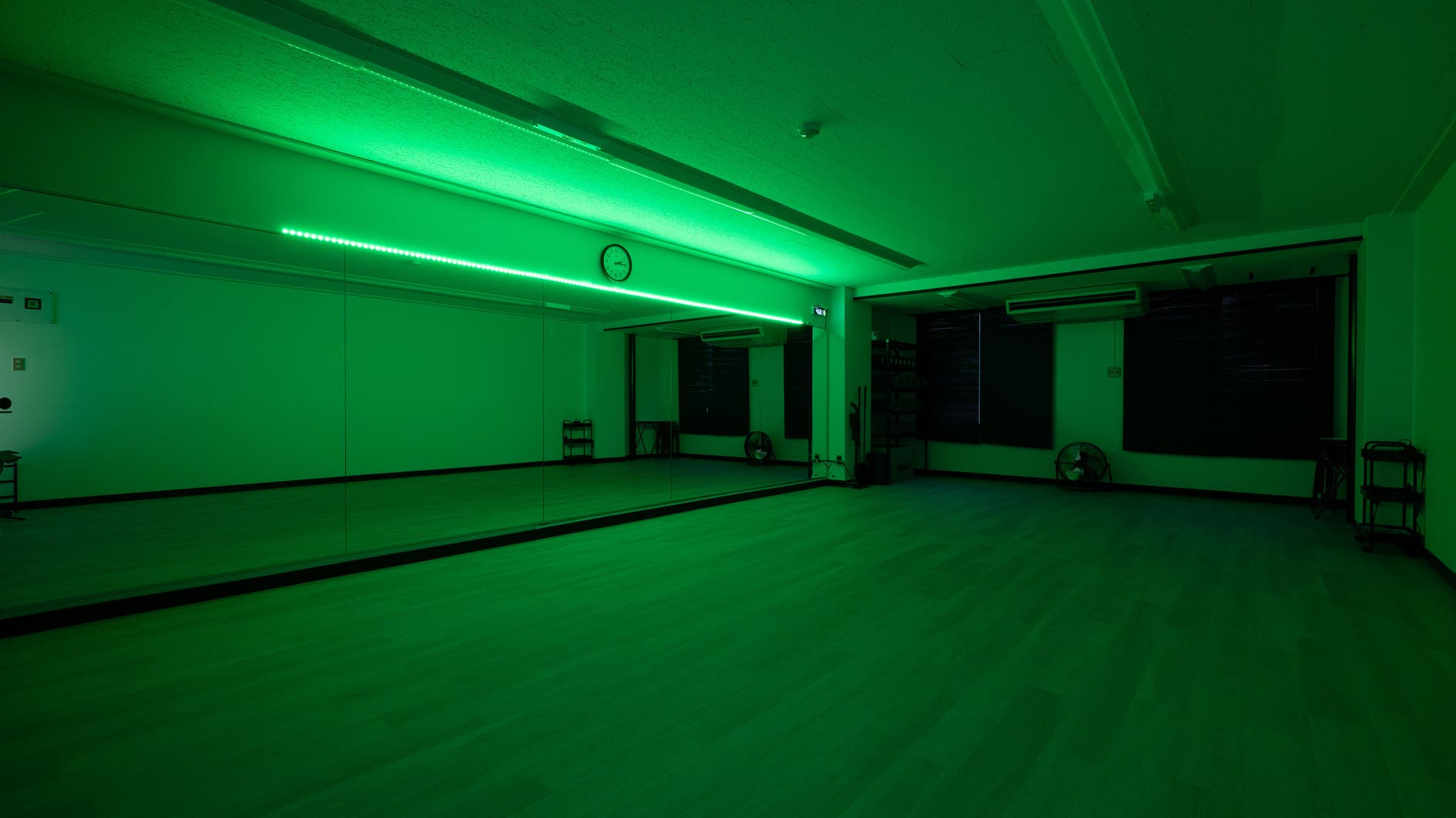 オープン特価/JR東岸和田3分/ヨガ・ピラティス・ダンスに最適/8mの鏡で広々とした空間/更衣室2ヵ所/備品無料の写真18