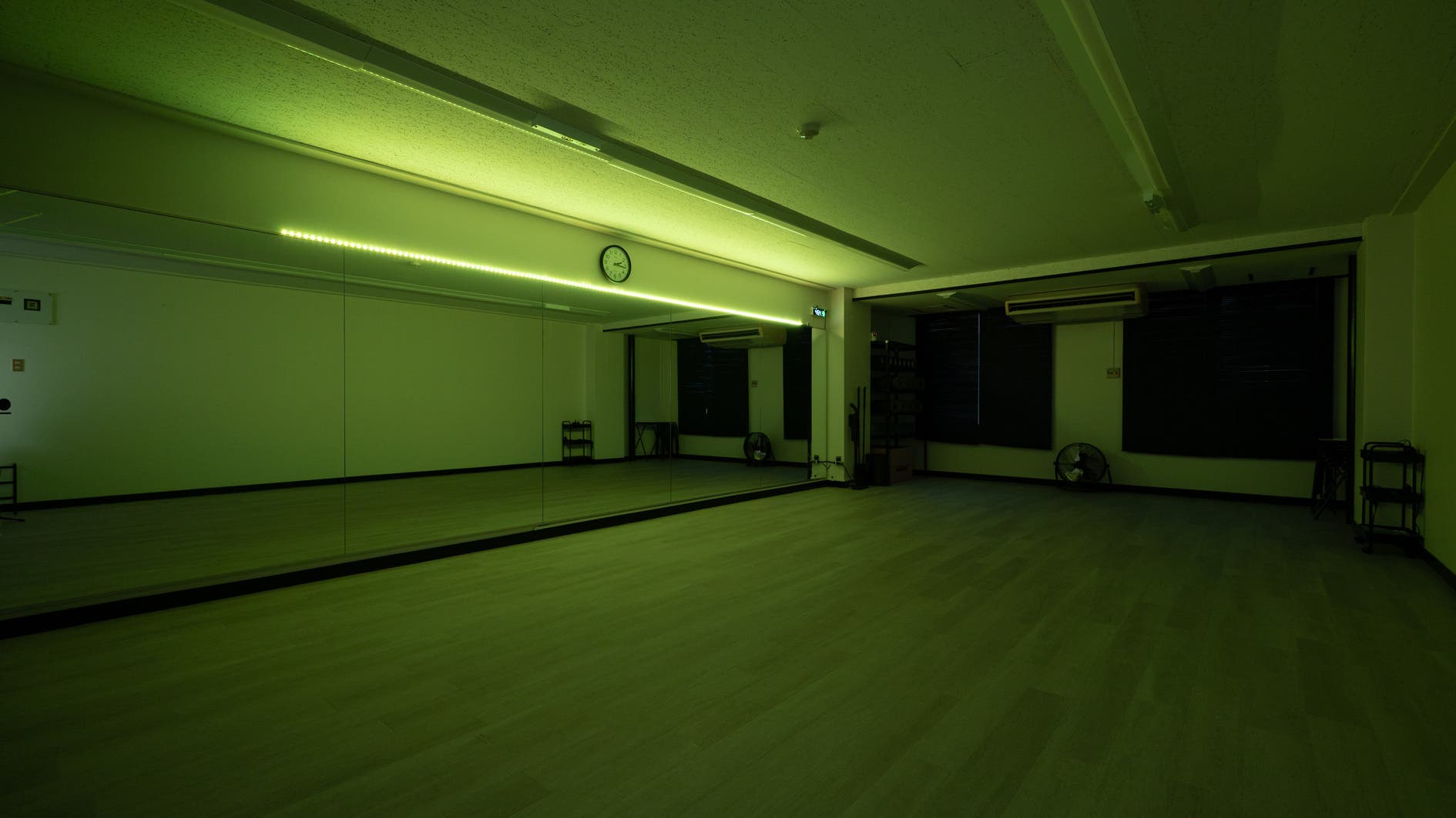 オープン特価/JR東岸和田3分/ヨガ・ピラティス・ダンスに最適/8mの鏡で広々とした空間/更衣室2ヵ所/備品無料の写真24