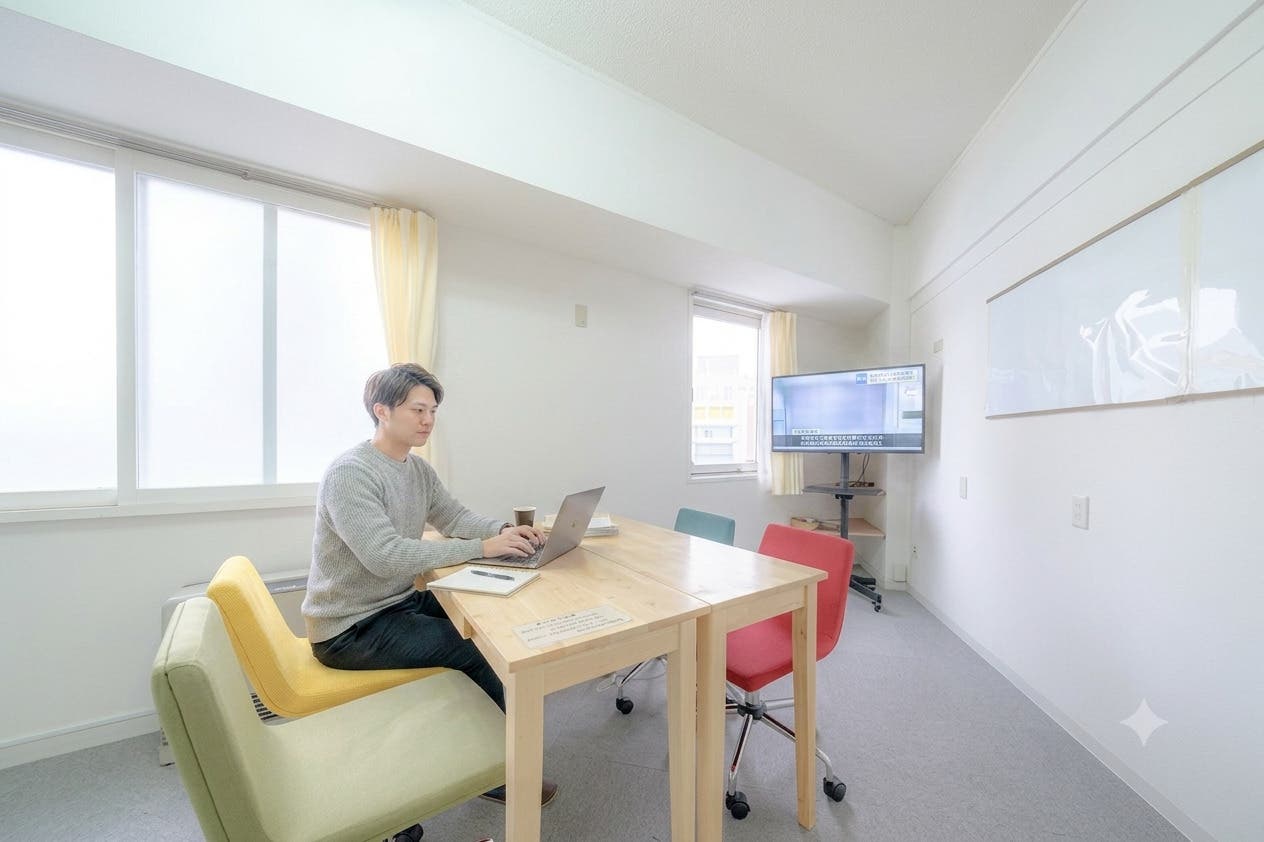 ⭐️商談・面接・WEB会議・研修 ⭐️広く(20㎡)使いやすい⭐️札幌駅前⭐️1日7,700円＜カラフル会議室🌈札幌駅前＞の写真7