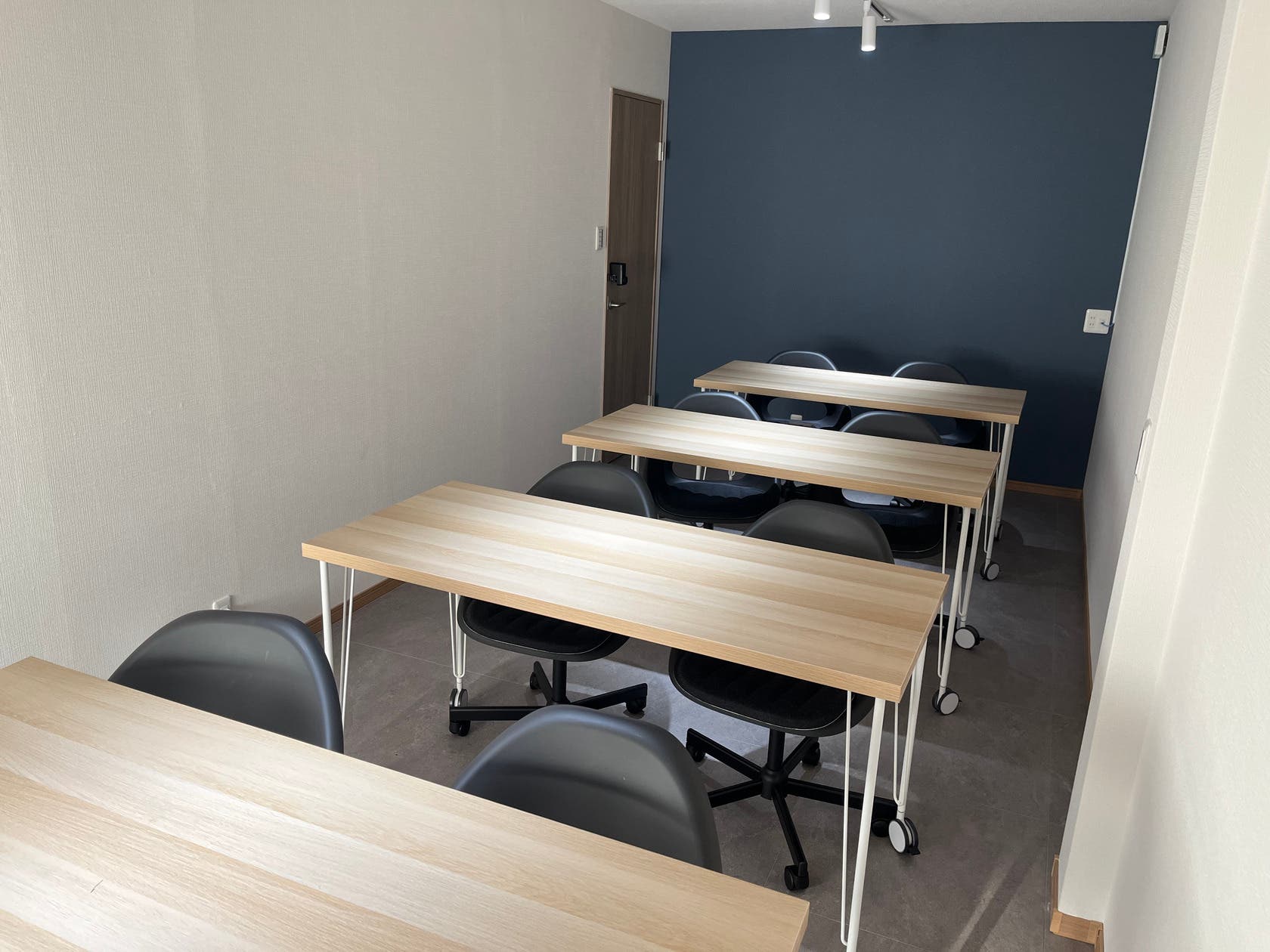 千日前線 北巽駅徒歩5分・なんばから15分｜8名個室・65型モニター｜会議・研修・講座・セミナー｜マルチミーティングルームの写真11