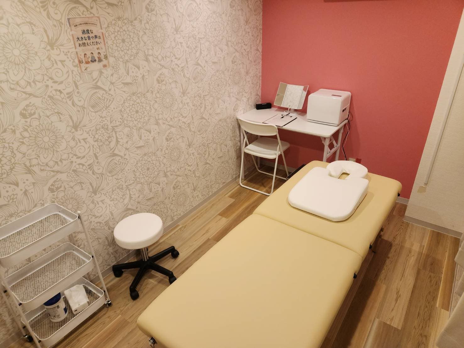 国立駅1分／施術、リラクゼーションに最適な個室レンタルスペース　Room1の写真1