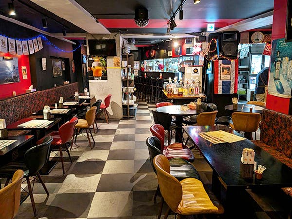 新宿三丁目駅から徒歩5分のレンタルスペースで、ご宴会や歓送迎会、女子会、誕生日、ライブ、記念日などなど、多目的に利用可能です。の写真3