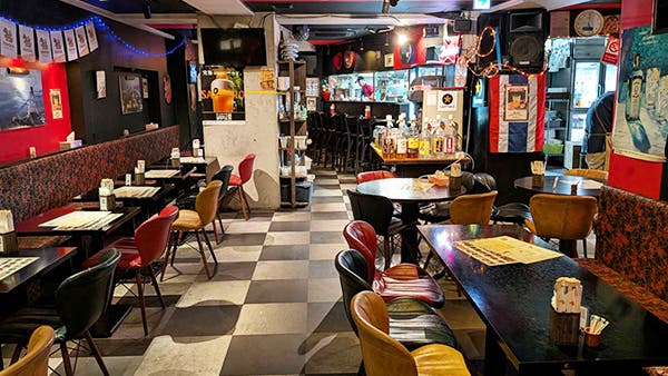 新宿三丁目駅から徒歩5分のレンタルスペースで、ご宴会や歓送迎会、女子会、誕生日、ライブ、記念日などなど、多目的に利用可能です。の写真3