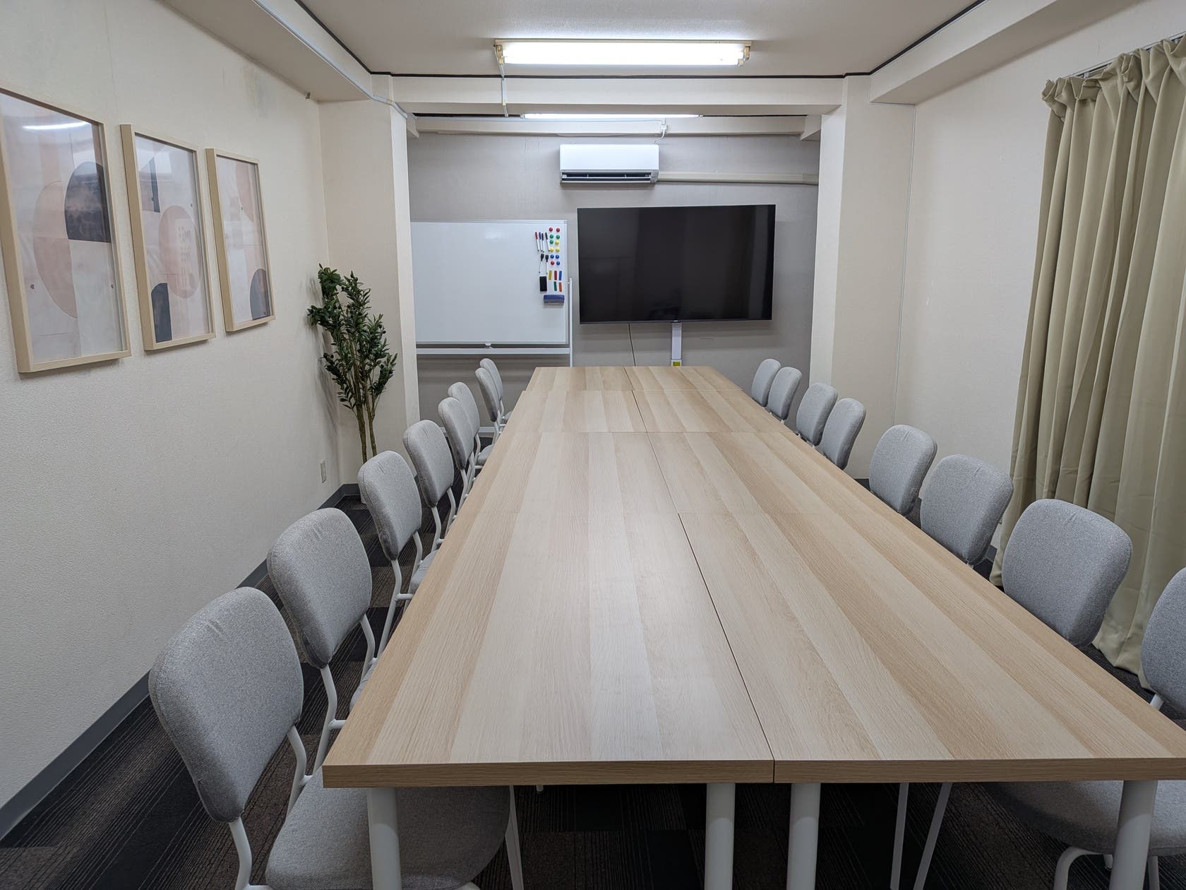 【小倉駅徒歩2分】20名着席可！65型モニター・光回線完備☆会議/セミナー/打合せ/歓送迎会/結婚式の二次会/懇親会の写真4
