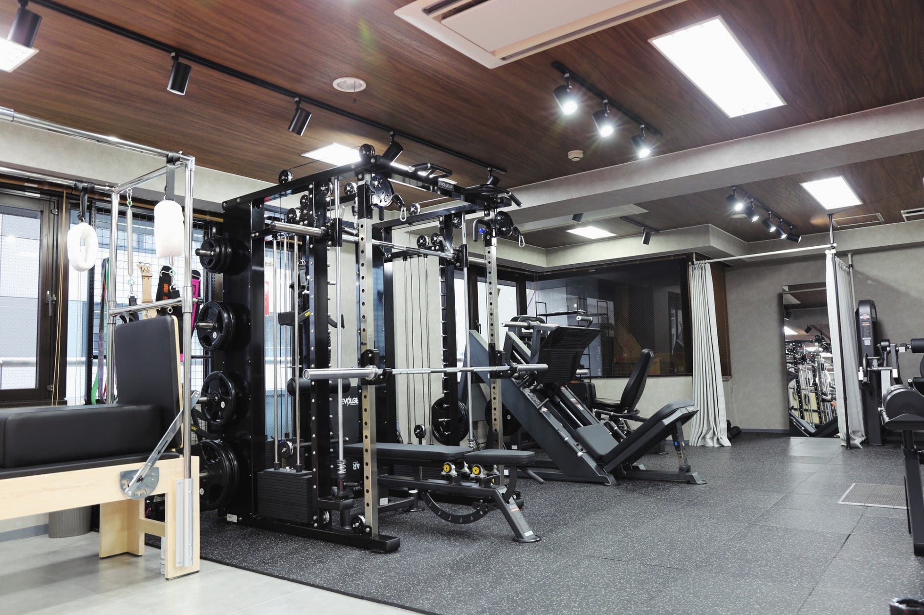 新町・堀江】西大橋駅徒歩4分｜24時間OK✨脚トレマシン充実・ピラティスマシン・ヨガストレッチスペース完備✨備品も充実の写真3