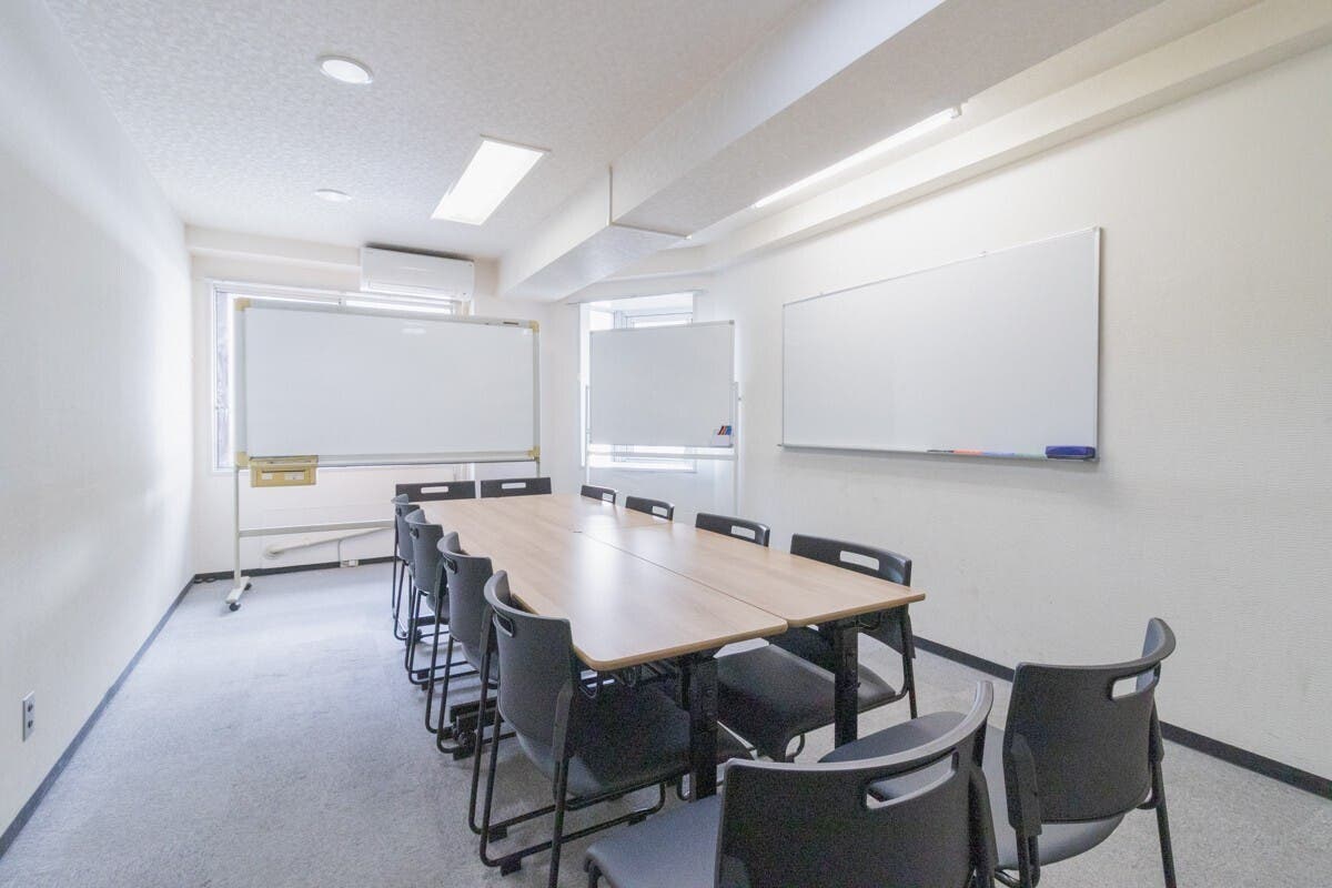 【新宿西口駅近】プロジェクター・WiFi全て無料！ふれあい貸し会議室 新宿B-801（旧ワンコイン会議室新宿 新宿西口会議室A）の写真1