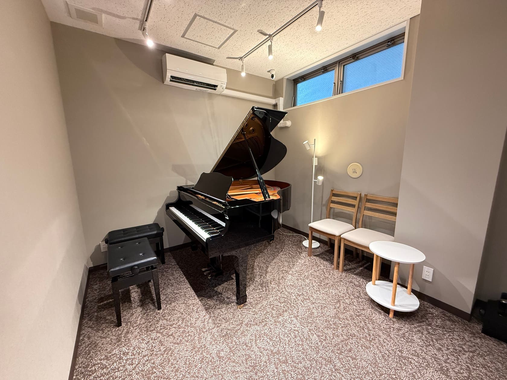【二子玉川駅徒歩2分】10.59㎡/グランドピアノ完備の音楽スタジオ　楽器や歌の練習に最適（ルービー二子玉川　room4）の写真1