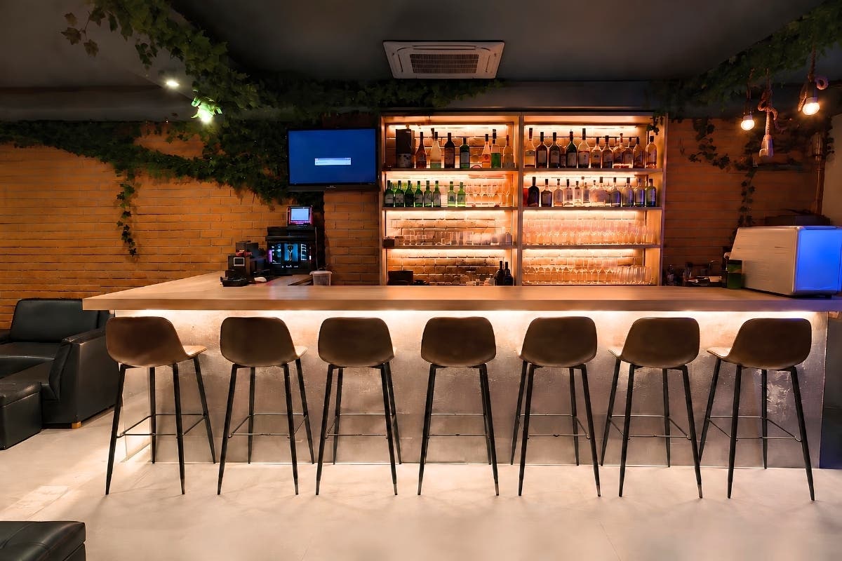 Bar店舗完全貸切/着座26席/カラオケ無料/飲み放題/東梅田駅徒歩圏内の写真1