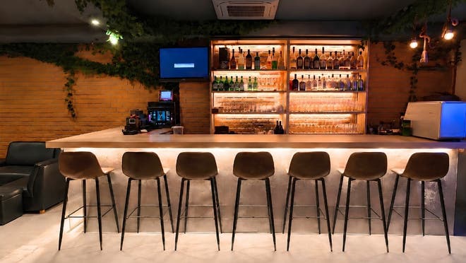 Bar店舗完全貸切/着座26席/カラオケ無料/飲み放題/東梅田駅徒歩圏内の写真1