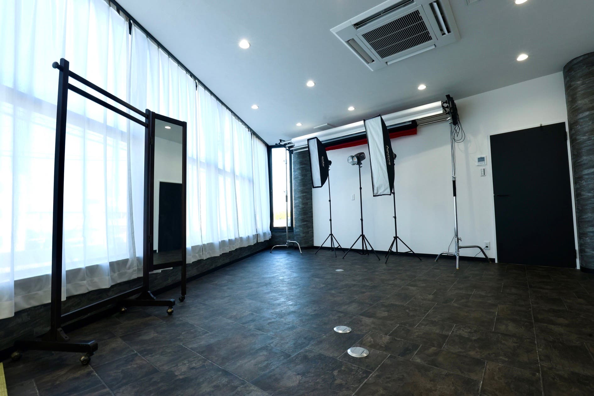 【京都・南区】自然光×和室×4色背景紙｜撮影・茶会・ワークショップに使える貸切空間の写真1