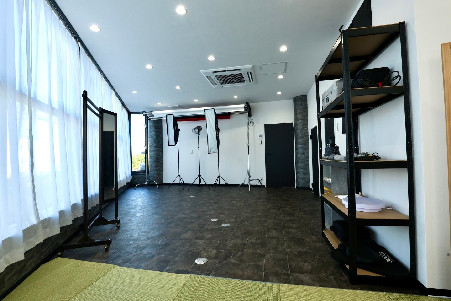 【京都・南区】自然光×和室×4色背景紙｜撮影・茶会・ワークショップに使える貸切空間の写真2