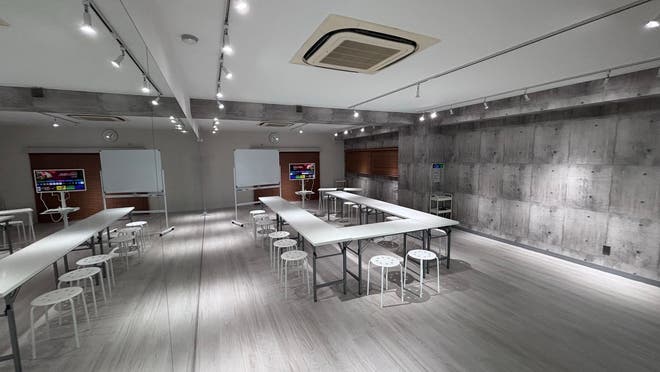 堺筋本町5分/レイアウト自由/テーブル7台/椅子28脚/モニター/ブルーレイプレーヤー/スピーカー/ホワイトボード/備品無料の写真3