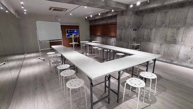 堺筋本町5分/レイアウト自由/テーブル7台/椅子28脚/モニター/ブルーレイプレーヤー/スピーカー/ホワイトボード/備品無料の写真4