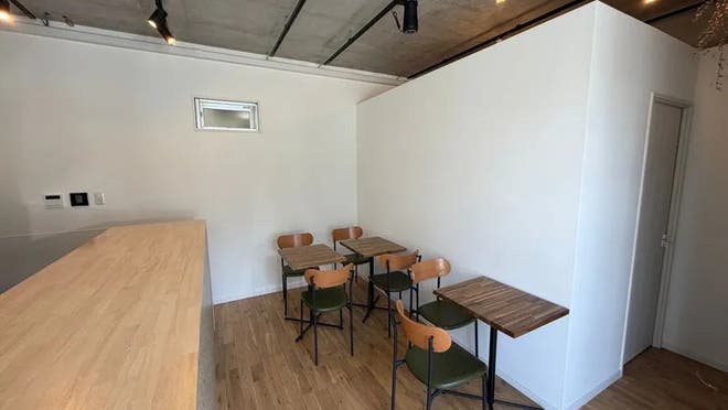 ワークショップ、教室、撮影、展示、ポップアップショップなど、少人数でのイベントにご利用いただけるカフェスペースの写真2