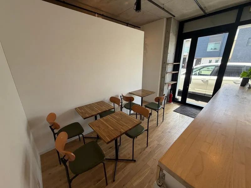 ワークショップ、教室、撮影、展示、ポップアップショップなど、少人数でのイベントにご利用いただけるカフェスペースの写真3