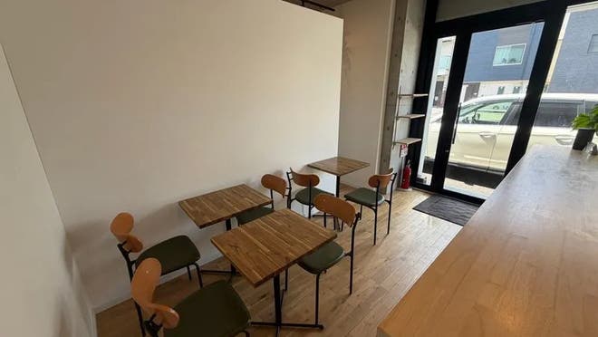 ワークショップ、教室、撮影、展示、ポップアップショップなど、少人数でのイベントにご利用いただけるカフェスペースの写真3