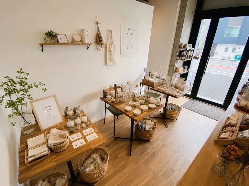 ワークショップ、教室、撮影、展示、ポップアップショップなど、少人数でのイベントにご利用いただけるカフェスペースの写真4