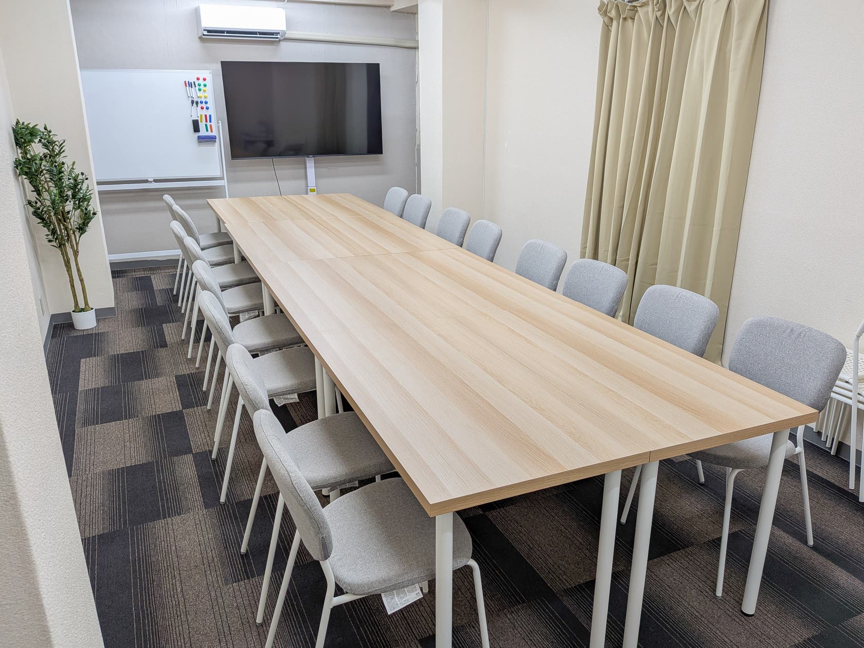 【小倉駅徒歩2分】20名着席可！65型モニター・光回線完備☆会議/セミナー/打合せ/歓送迎会/結婚式の二次会/懇親会の写真2