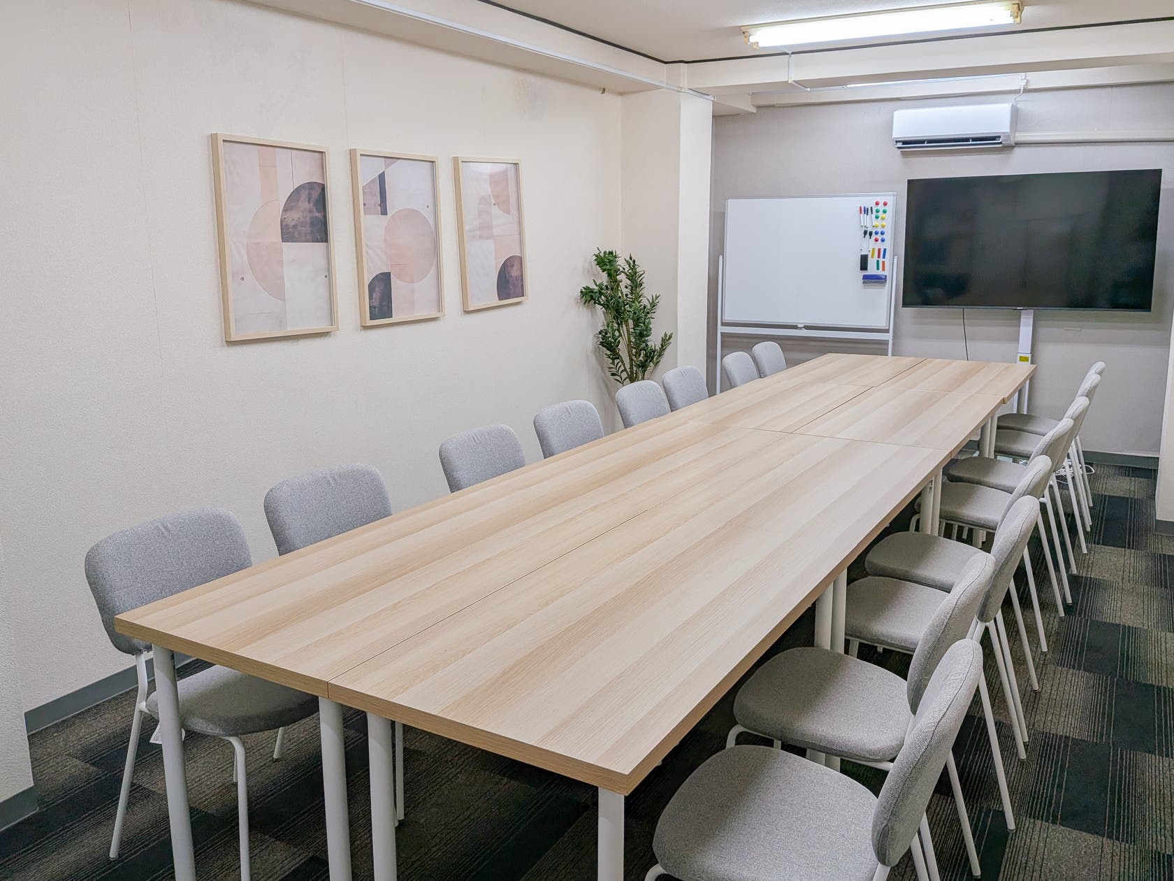 【小倉駅徒歩2分】20名着席可！65型モニター・光回線完備☆会議/セミナー/打合せ/歓送迎会/結婚式の二次会/懇親会の写真1