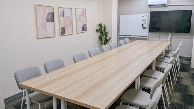 【小倉駅徒歩2分】20名着席可!65型モニター・光回線完備☆会議/セミナー/打合せ/歓送迎会/結婚式の二次会/懇親会の写真1
