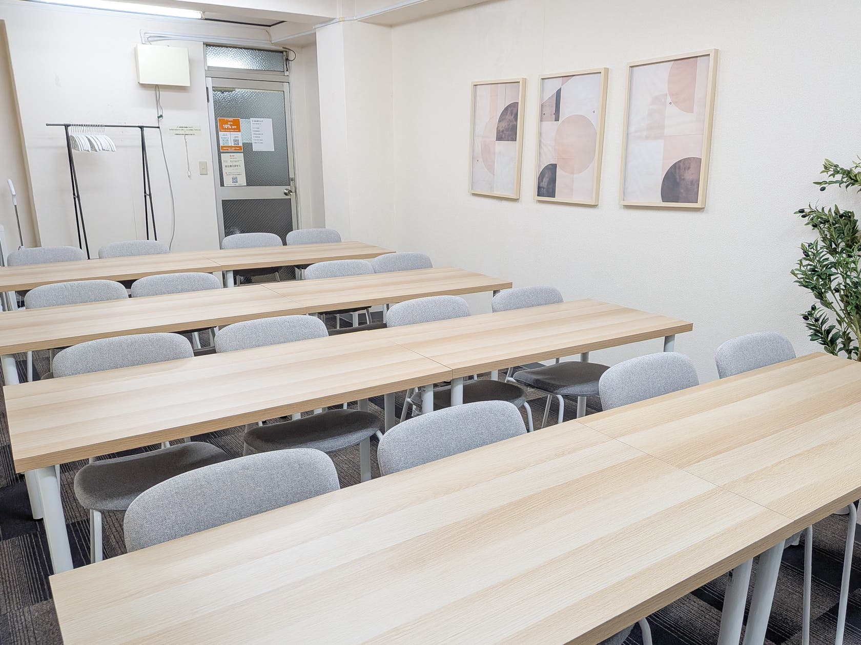 【小倉駅徒歩2分】20名着席可！65型モニター・光回線完備☆会議/セミナー/打合せ/歓送迎会/結婚式の二次会/懇親会の写真7