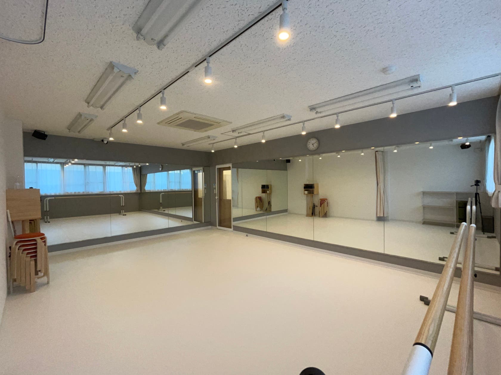【スタジオトマト武蔵新城Bスタジオ】武蔵新城駅徒歩2分！自然光が入る白いスタジオ！ダンスやバレエ、撮影などにも最適です！の写真1