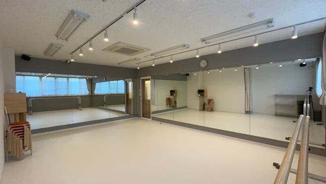 【スタジオトマト武蔵新城Bスタジオ】武蔵新城駅徒歩2分!自然光が入る白いスタジオ!ダンスやバレエ、撮影などにも最適です!の写真1