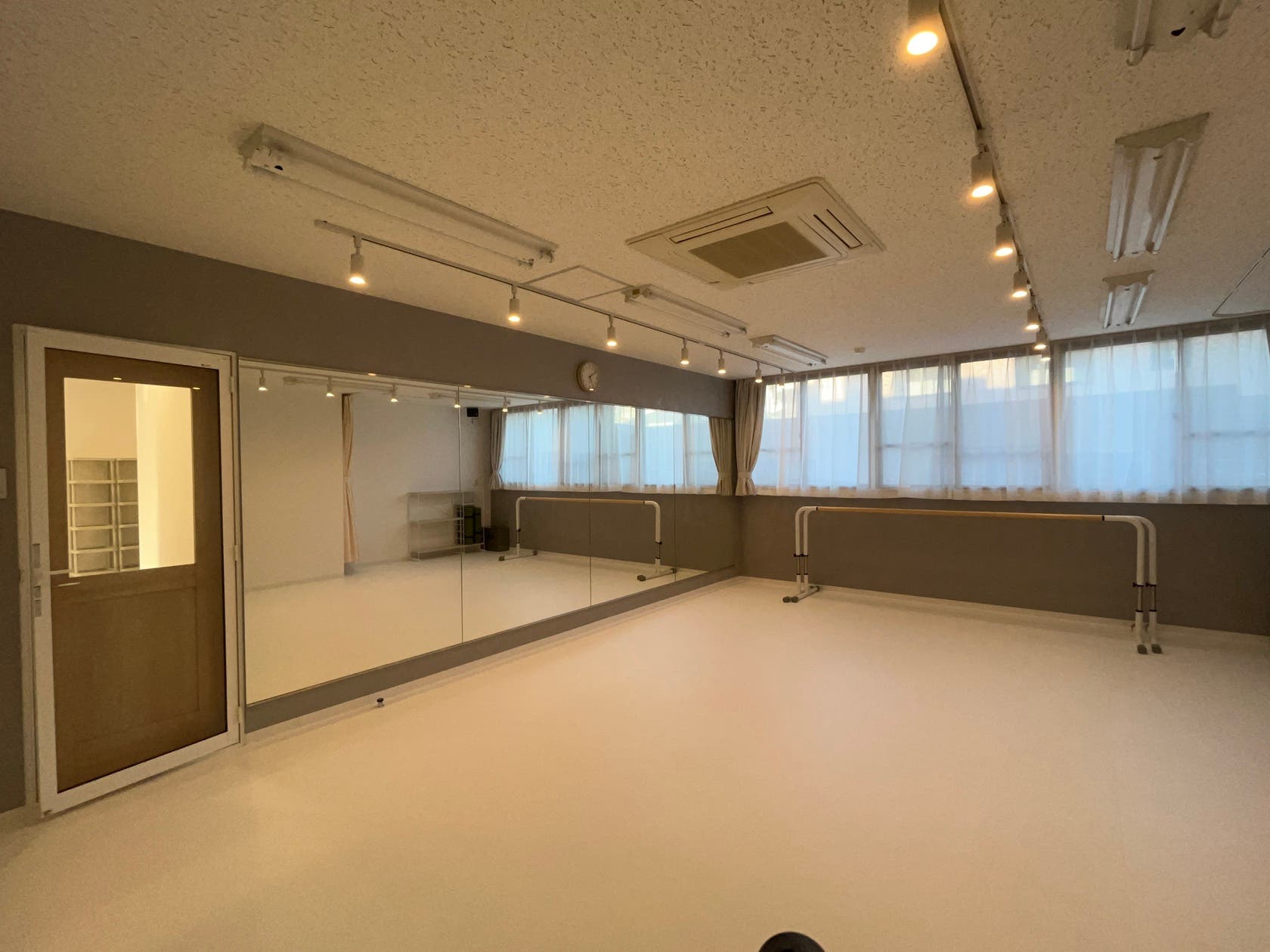 【スタジオトマト武蔵新城Bスタジオ】武蔵新城駅徒歩2分！自然光が入る白いスタジオ！ダンスやバレエ、撮影などにも最適です！の写真2