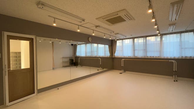 【スタジオトマト武蔵新城Bスタジオ】武蔵新城駅徒歩2分!自然光が入る白いスタジオ!ダンスやバレエ、撮影などにも最適です!の写真2