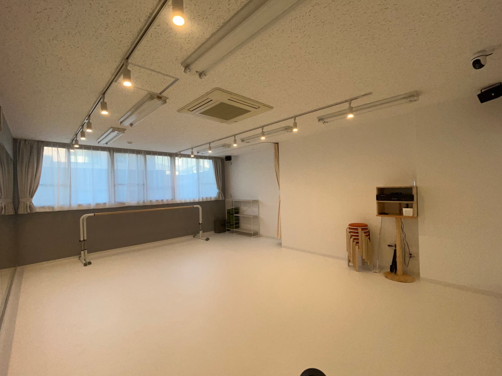 【スタジオトマト武蔵新城Bスタジオ】武蔵新城駅徒歩2分！自然光が入る白いスタジオ！ダンスやバレエ、撮影などにも最適です！の写真3