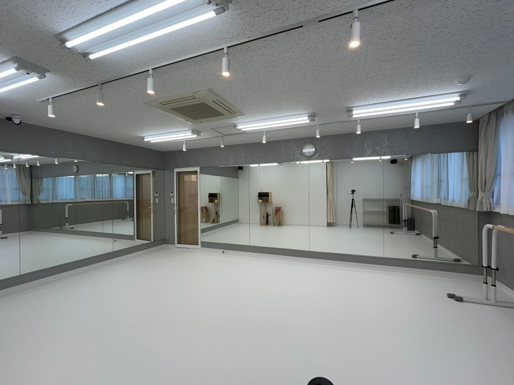 【スタジオトマト武蔵新城Bスタジオ】武蔵新城駅徒歩2分！自然光が入る白いスタジオ！ダンスやバレエ、撮影などにも最適です！の写真4