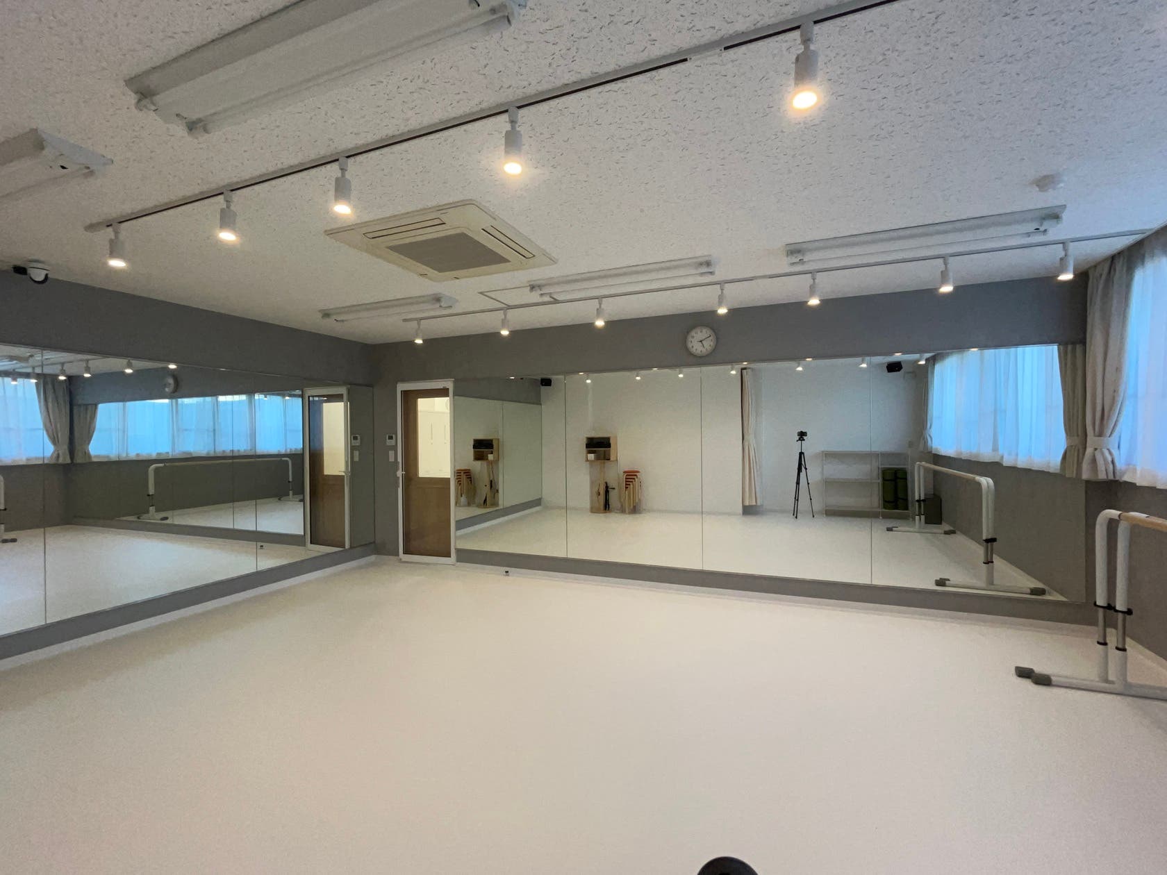 【スタジオトマト武蔵新城Bスタジオ】武蔵新城駅徒歩2分！自然光が入る白いスタジオ！ダンスやバレエ、撮影などにも最適です！の写真5