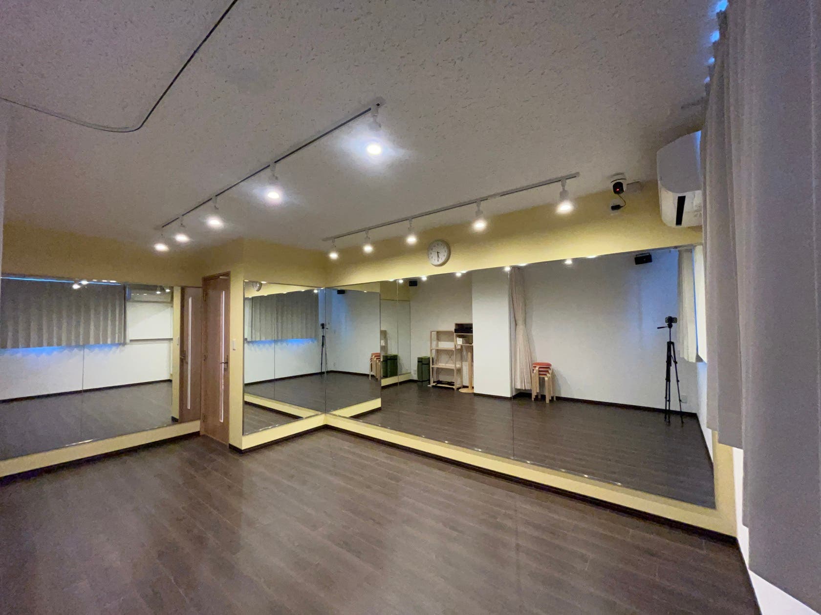【スタジオトマト武蔵新城Cスタジオ】武蔵新城駅徒歩2分！二面鏡！やわらかフローリングで足腰に優しく、黄色が基調の明るいお部屋！の写真1
