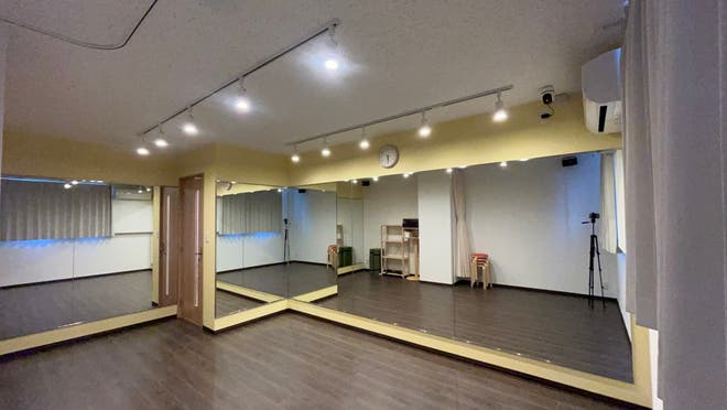 【スタジオトマト武蔵新城Cスタジオ】武蔵新城駅徒歩2分!二面鏡!やわらかフローリングで足腰に優しく、黄色が基調の明るいお部屋!の写真1