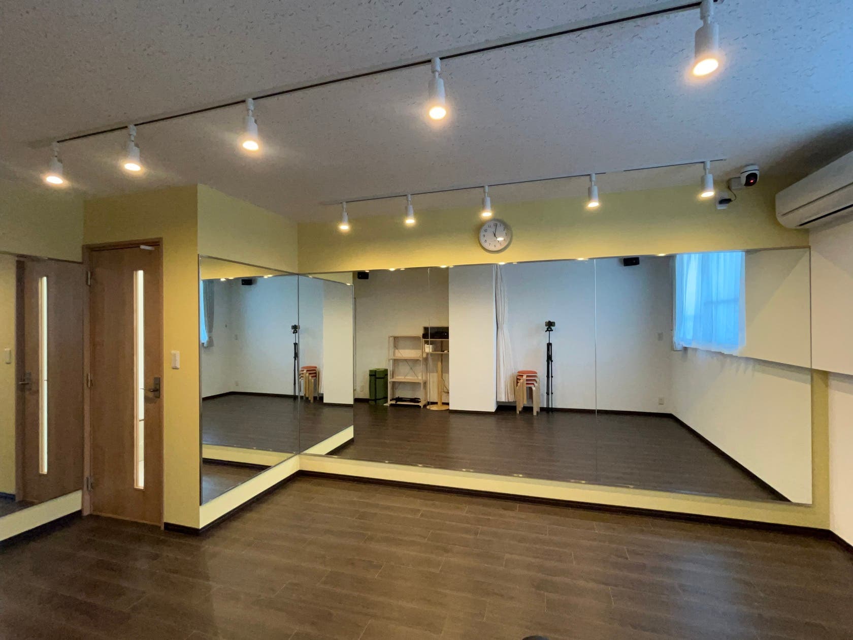 【スタジオトマト武蔵新城Cスタジオ】武蔵新城駅徒歩2分！二面鏡！やわらかフローリングで足腰に優しく、黄色が基調の明るいお部屋！の写真4