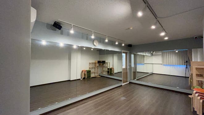 【スタジオトマト武蔵新城Dスタジオ】武蔵新城駅徒歩2分!二面鏡!やわらかフローリングで足腰に優しく、綺麗な長方形のお部屋です!の写真1