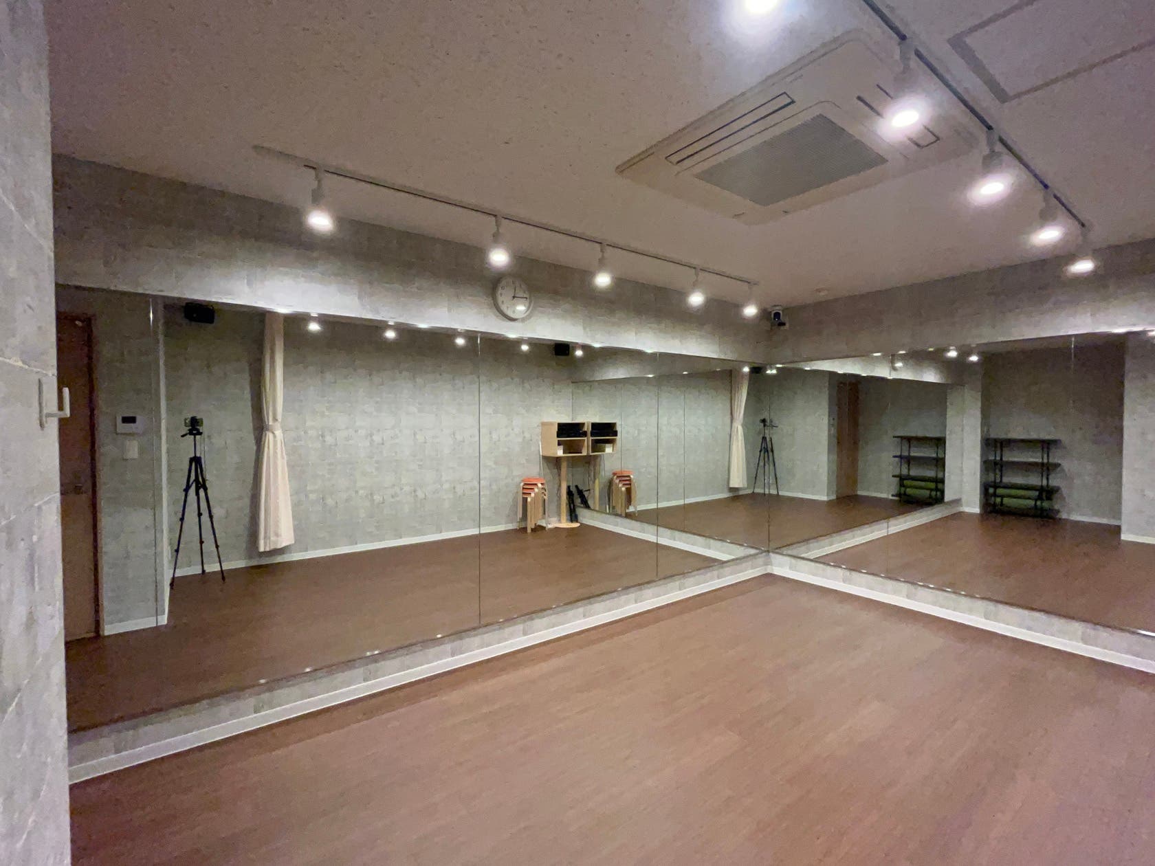 【スタジオトマト武蔵新城Eスタジオ】武蔵新城駅徒歩2分！ヒール靴OK！二面鏡でウォーキングやポージング等にも最適！の写真1