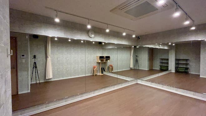 【スタジオトマト武蔵新城Eスタジオ】武蔵新城駅徒歩2分!ヒール靴OK!二面鏡でウォーキングやポージング等にも最適!の写真1