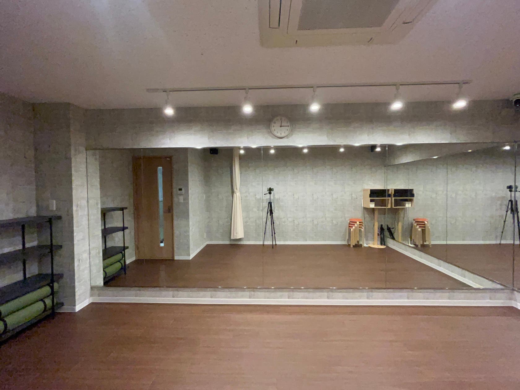 【スタジオトマト武蔵新城Eスタジオ】武蔵新城駅徒歩2分！ヒール靴OK！二面鏡でウォーキングやポージング等にも最適！の写真2