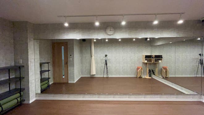 【スタジオトマト武蔵新城Eスタジオ】武蔵新城駅徒歩2分!ヒール靴OK!二面鏡でウォーキングやポージング等にも最適!の写真2