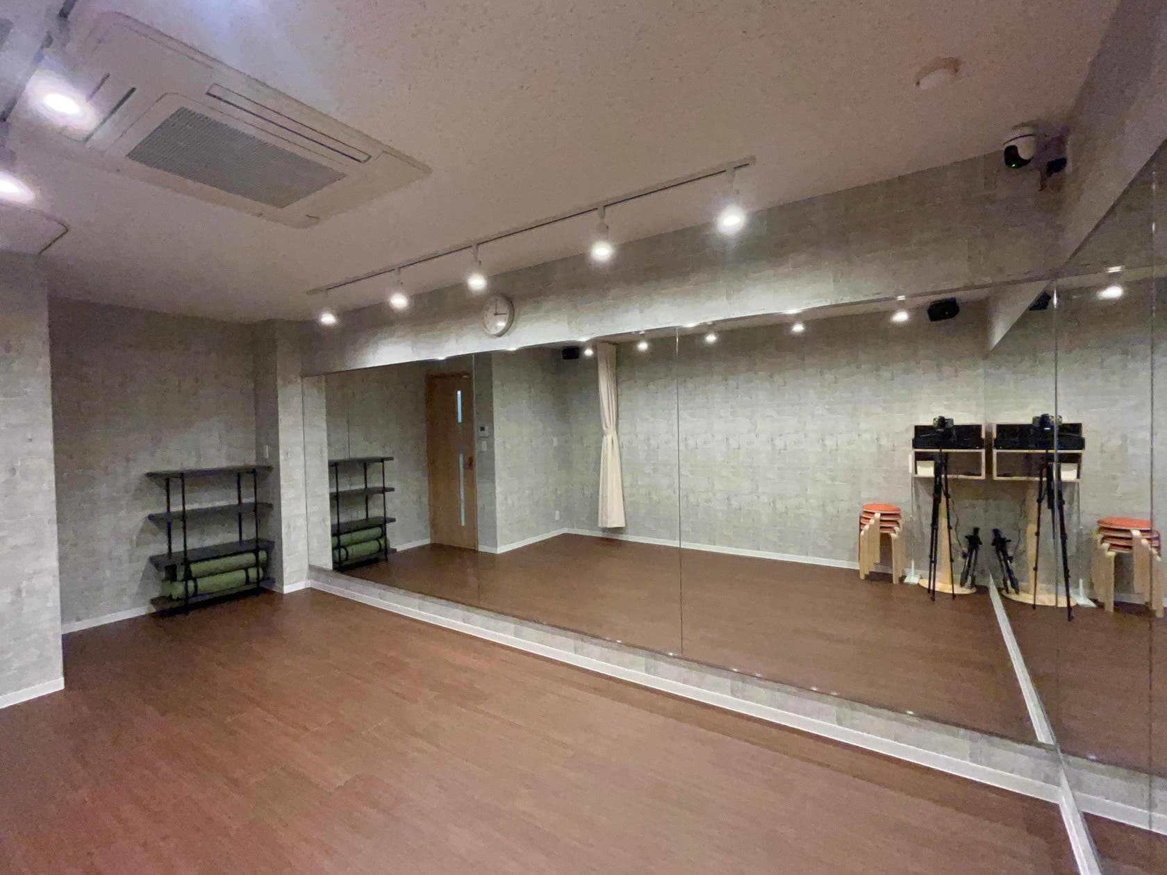 【スタジオトマト武蔵新城Eスタジオ】武蔵新城駅徒歩2分！ヒール靴OK！二面鏡でウォーキングやポージング等にも最適！の写真3