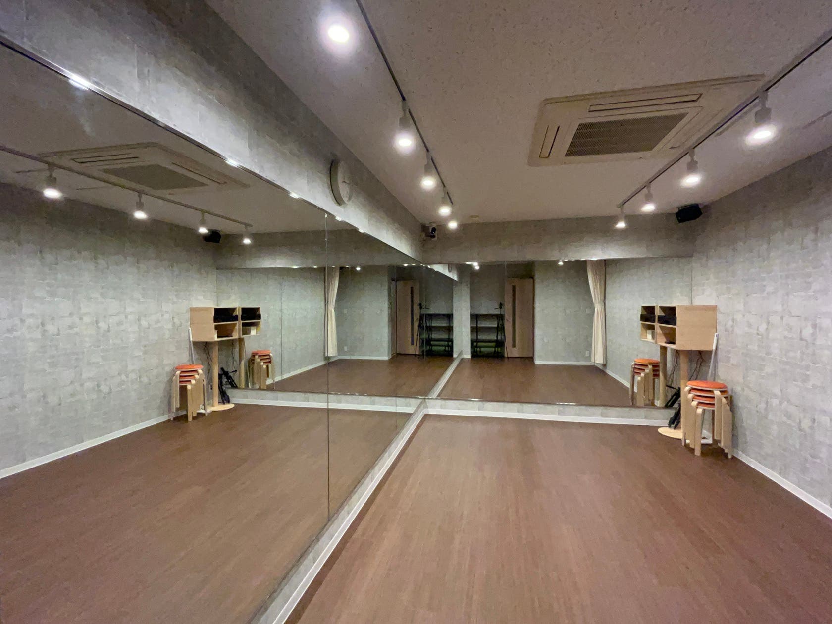 【スタジオトマト武蔵新城Eスタジオ】武蔵新城駅徒歩2分！ヒール靴OK！二面鏡でウォーキングやポージング等にも最適！の写真4