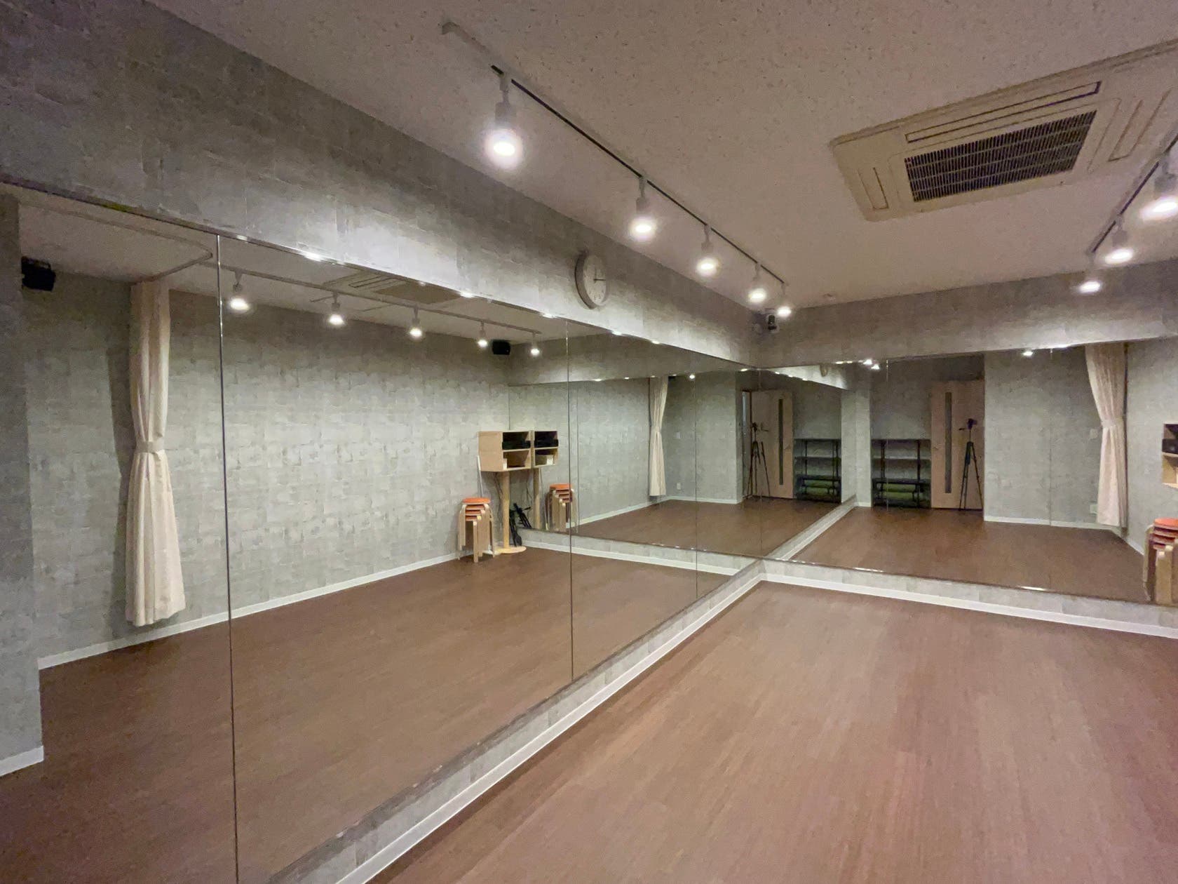 【スタジオトマト武蔵新城Eスタジオ】武蔵新城駅徒歩2分！ヒール靴OK！二面鏡でウォーキングやポージング等にも最適！の写真5