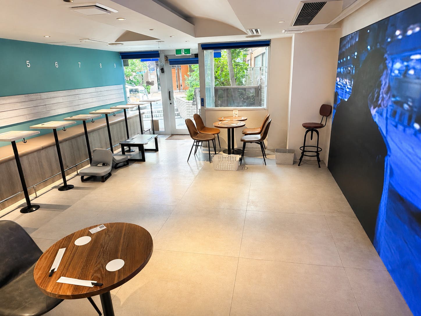 大塚駅から徒歩５分。日本最大級の１６５インチLED画面が使用可能のカフェ＆バー！の写真5