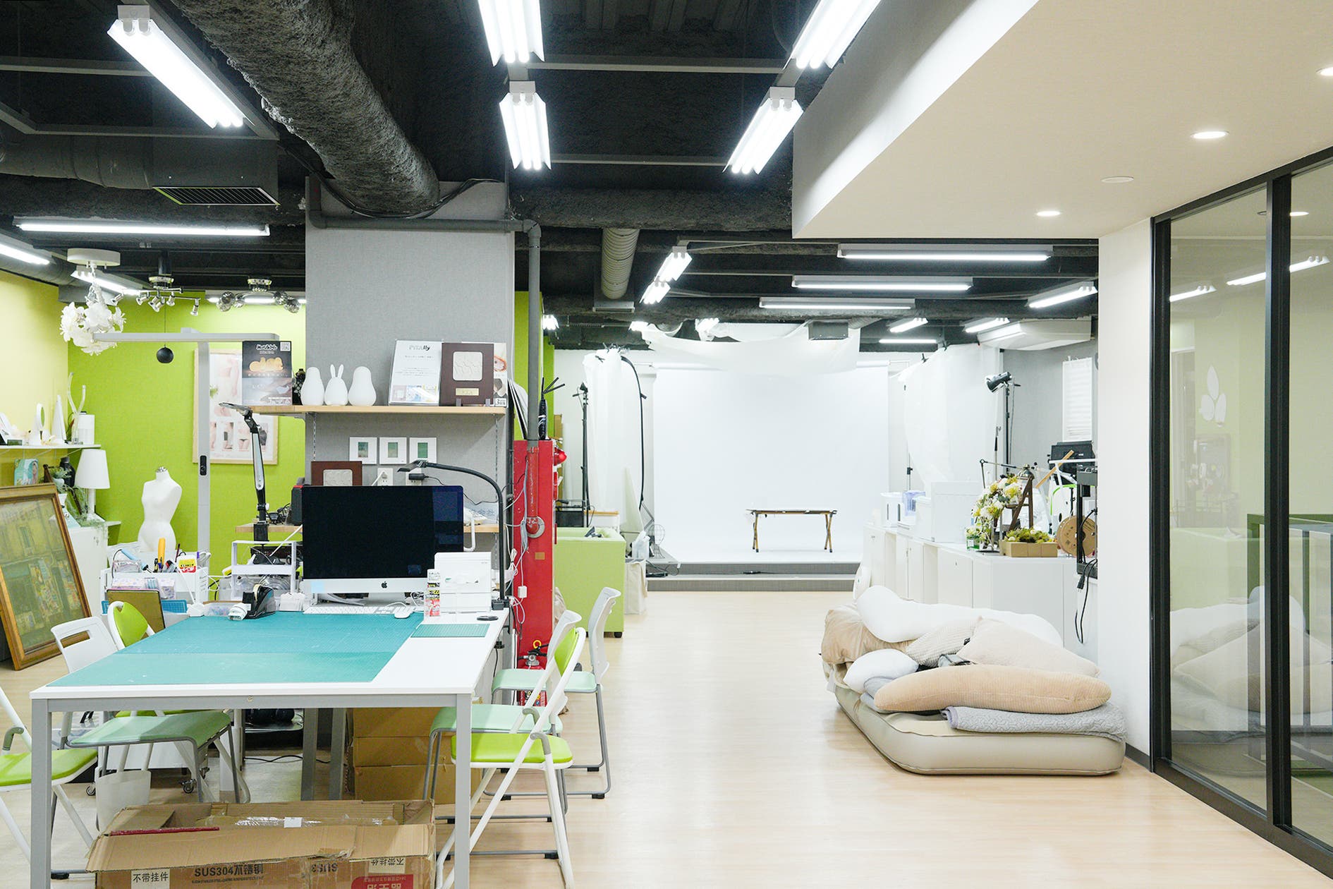 TAIGA STUDIO【2F 白ホリ撮影スタジオ】商品撮影・人物撮影に｜撮影機材充実・テザー撮影対応の写真2